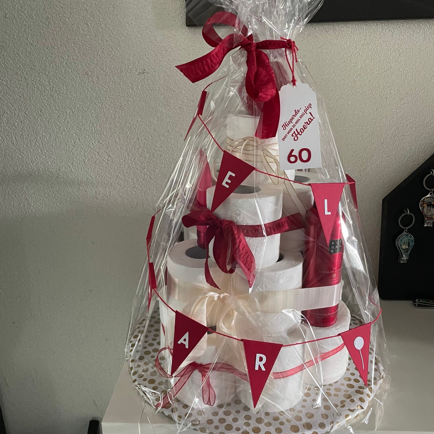 Dies Dinsdag: schijt aan je leeftijd taart voor jarige vriendin en ...